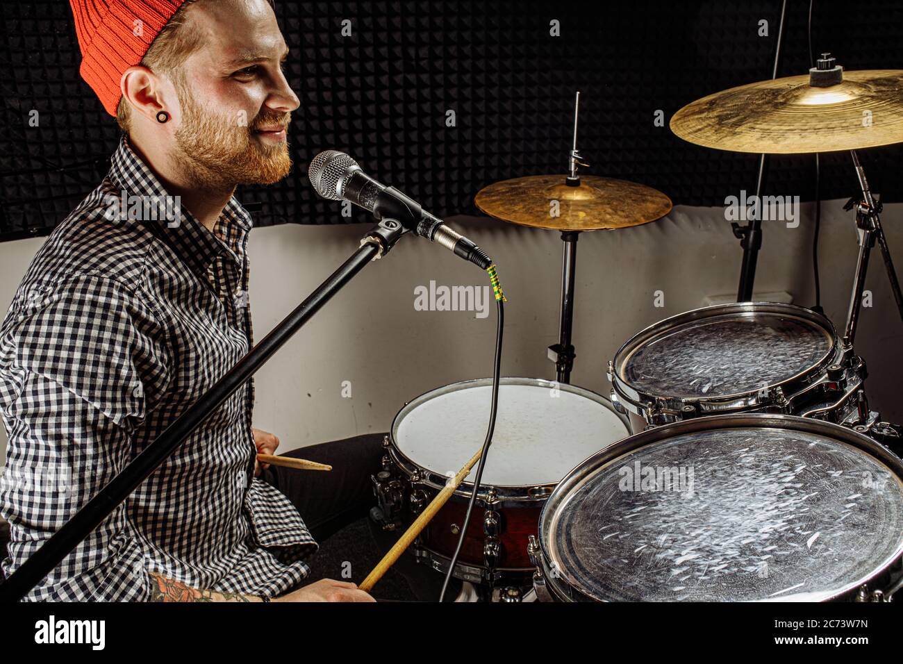 magnifique chanteur de caucasiens talentueux jouer sur batterie et ...