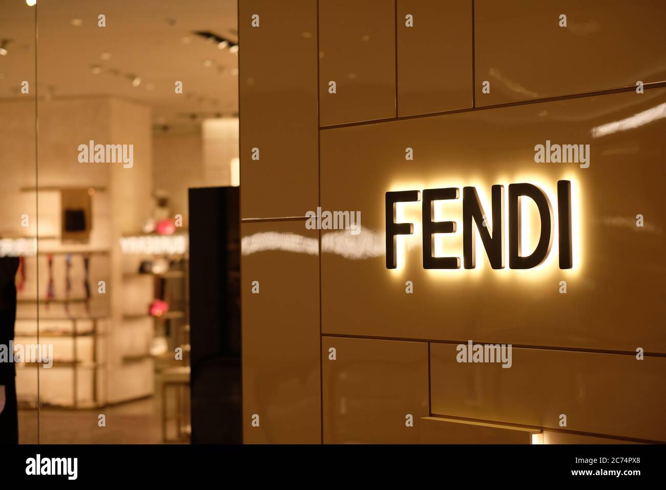 Gros plan sur le logo de FENDI sur le mur extérieur du magasin la nuit ...