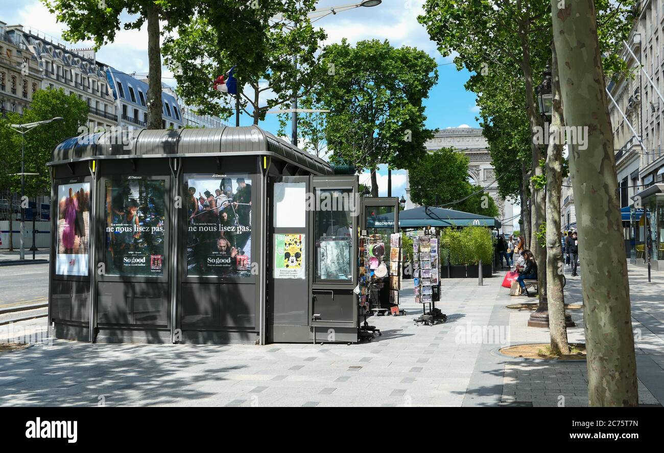 Paris, France. Juin 06. 2020. Kiosque à journaux typiquement parisien ...