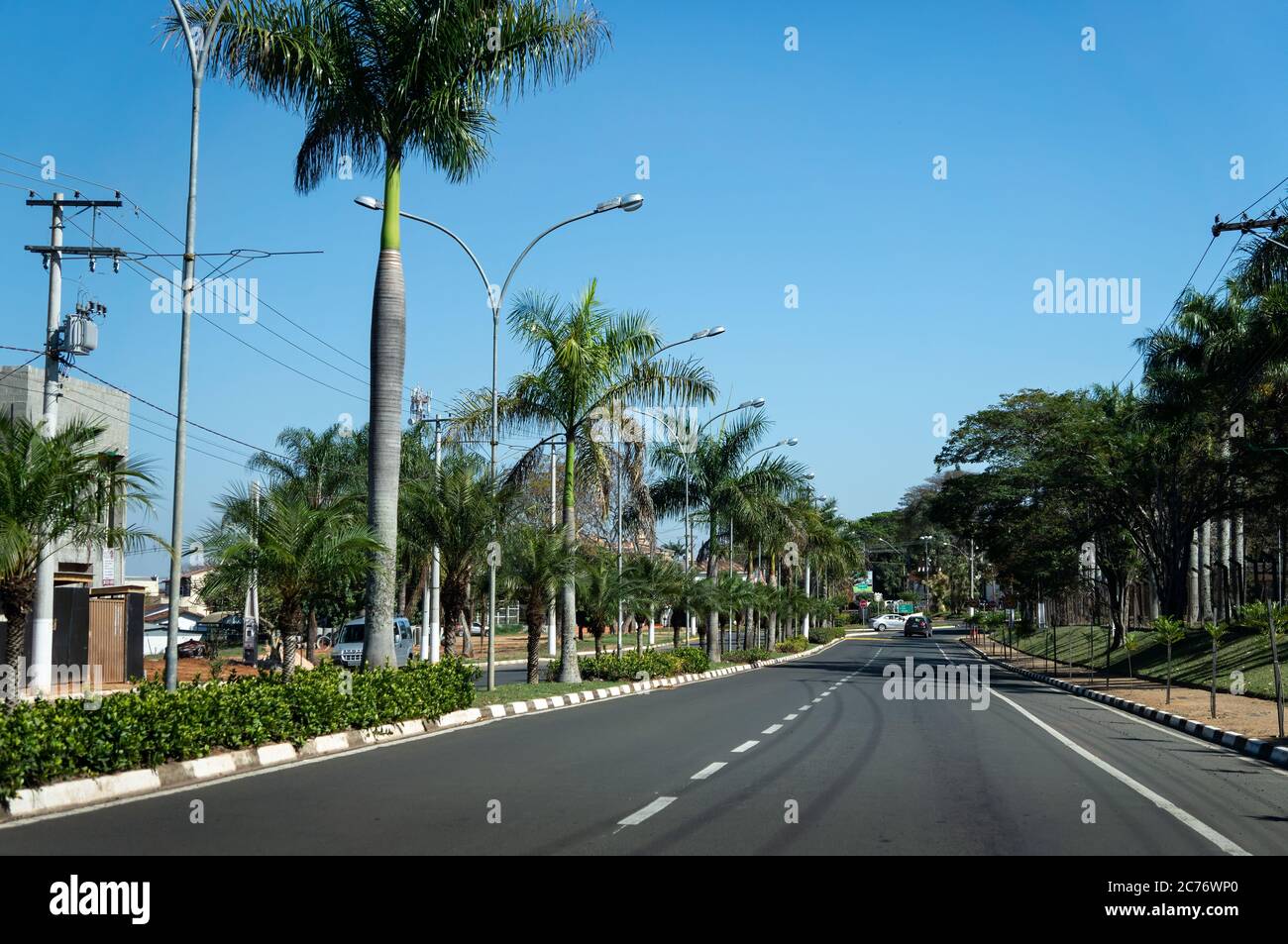 Vue sur la rue Rota dos Imigrantes, juste après le rond-point où se ...
