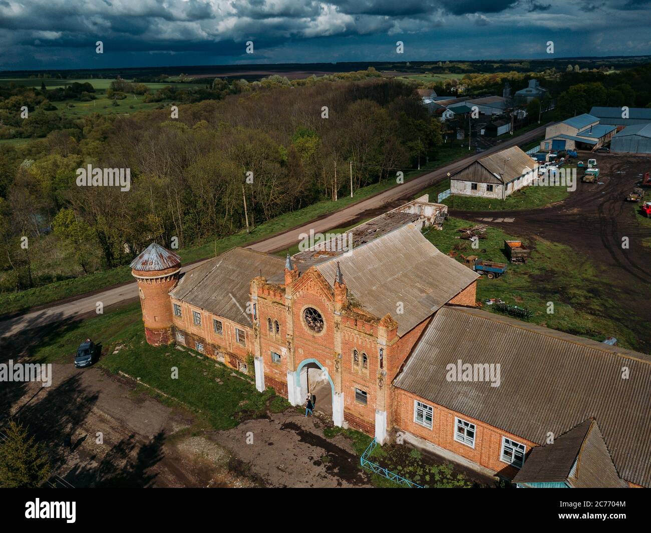 Ancien manoir abandonné en ruines de style gothique avec vitraux, vue ...