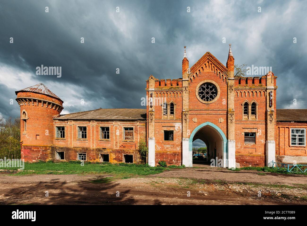Ancien manoir abandonné en ruines de style gothique avec vitraux ...