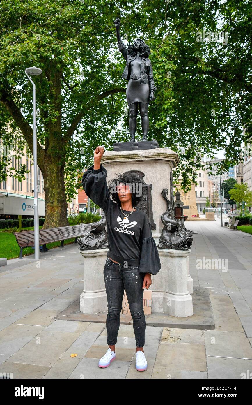 Jen Reid pose devant sa statue en résine noire et en acier intitulée A ...