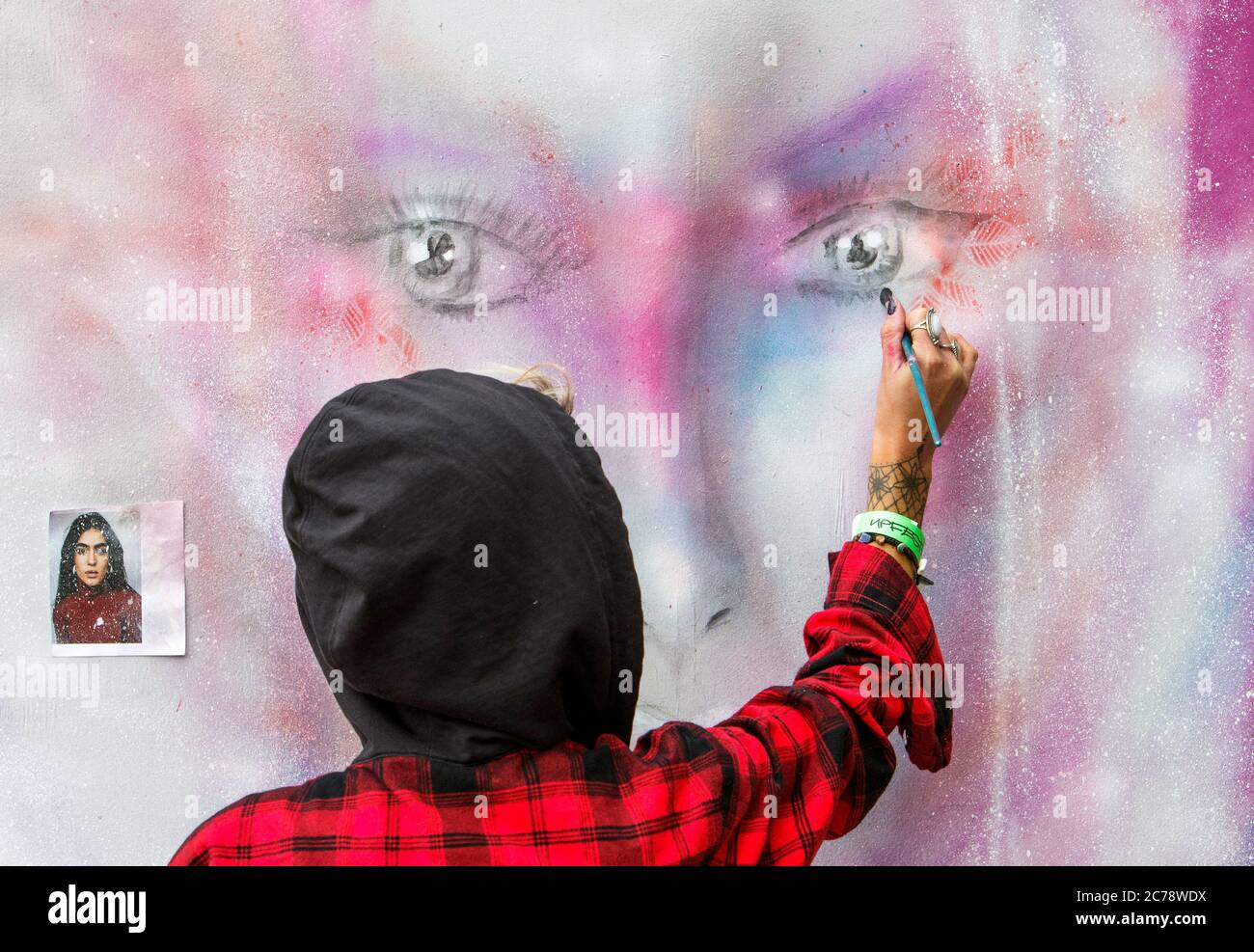 Uk femelle graffiti urbain street artist travaillant Banque de ...