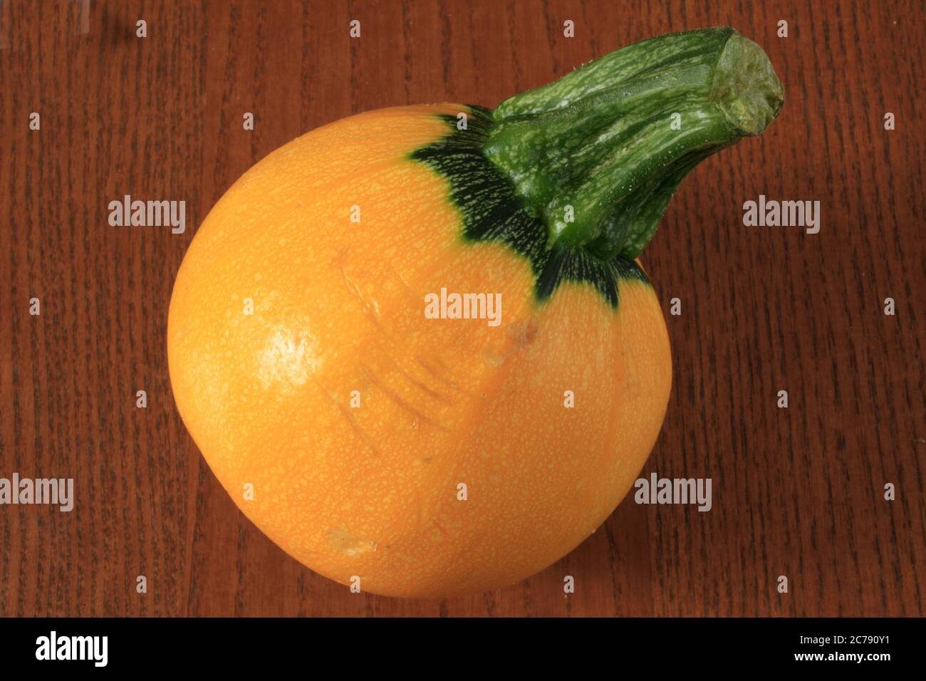 Courgette ronde jaune Banque de photographies et d’images à haute ...