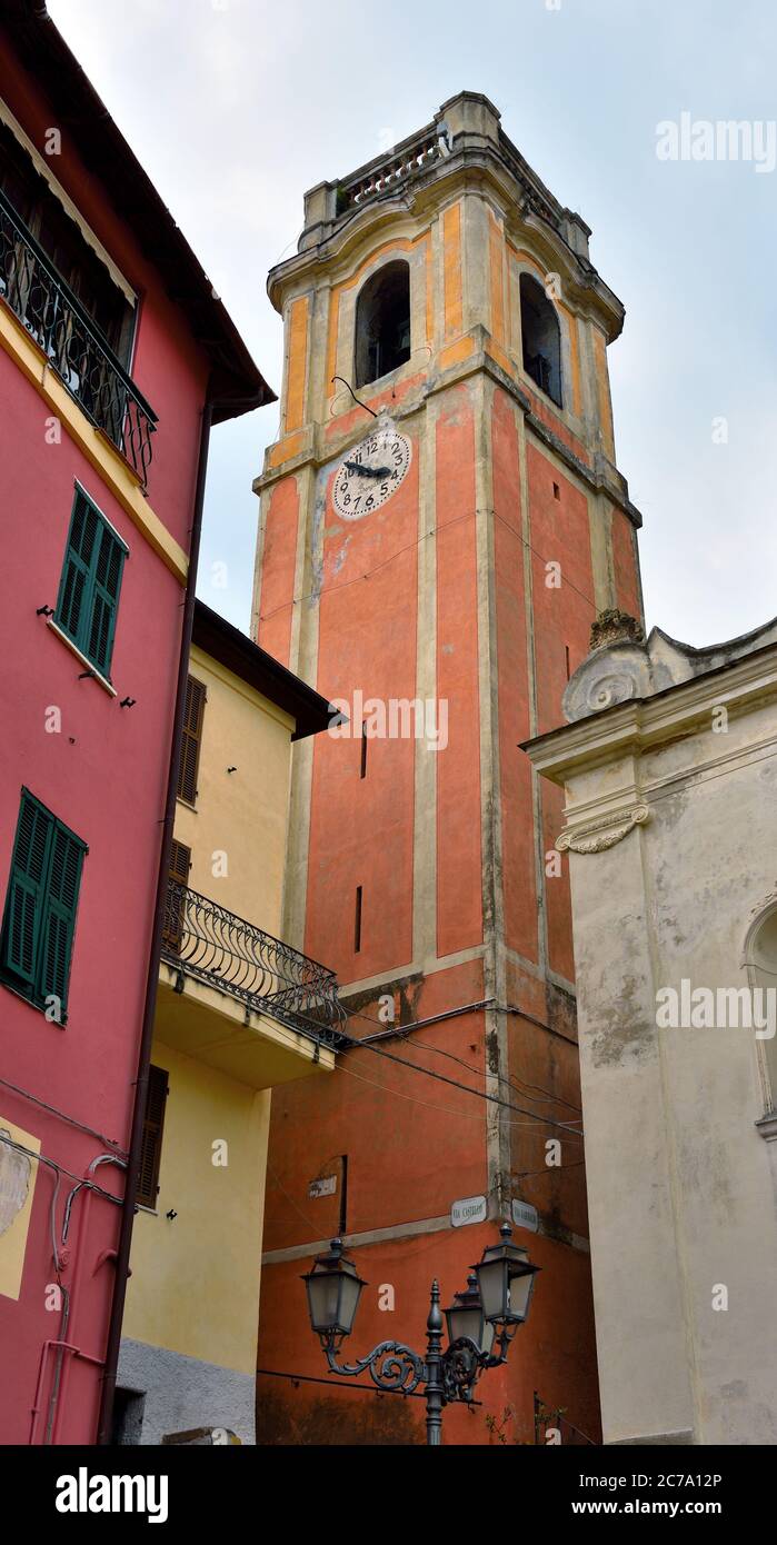 village médiéval de perinaldo italie : le clocher de l'église de san ...