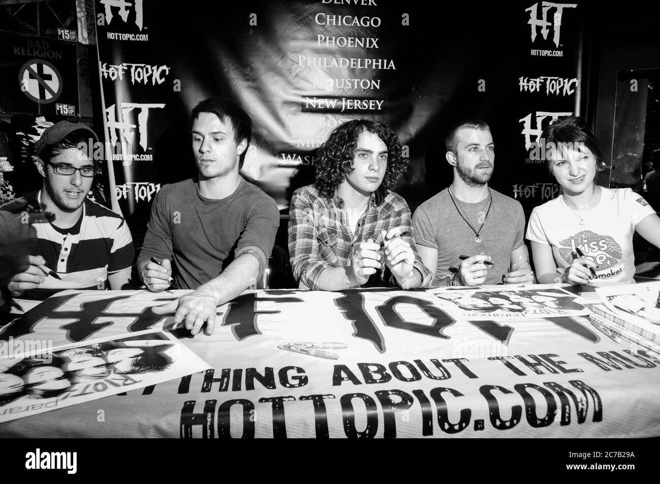 Hayley Williams (R) et Paramore apparaissent au Q & A du casting de ...