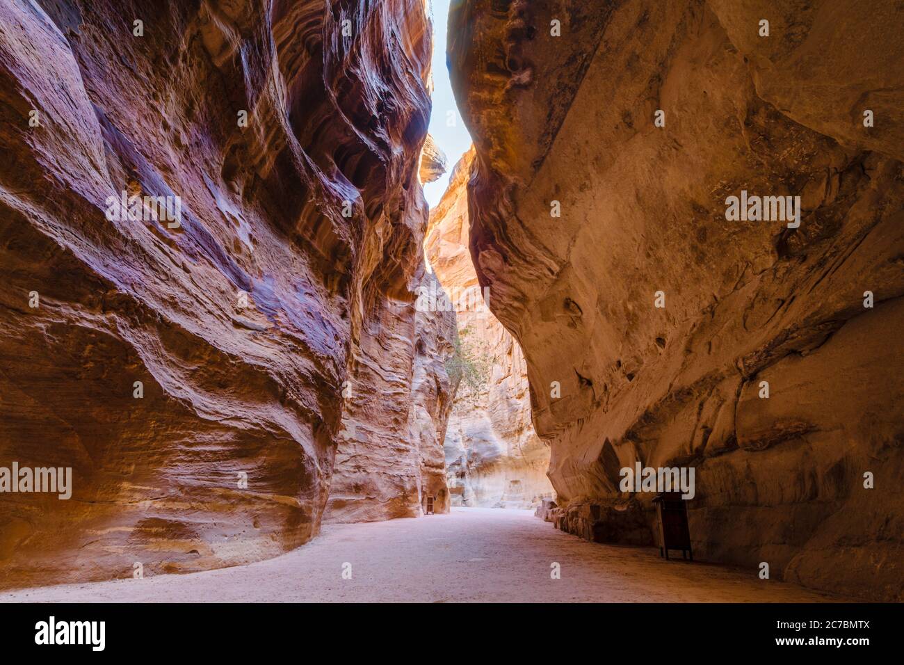 Le Siq, ou couloir, est une formation géologique de canyon en grès ...