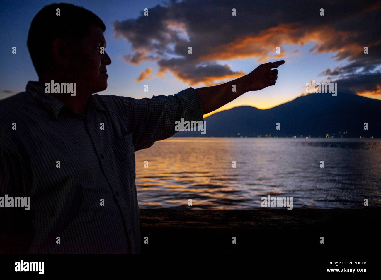 Fisher dans le Lago de Coatepeque, le lac Coatepeque, le lac Crater, El ...