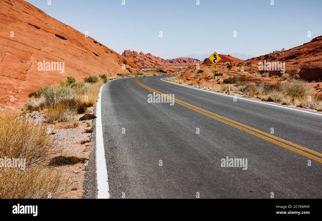 Plan horizontal d'une autoroute vide au milieu d'un désert rocailleux ...