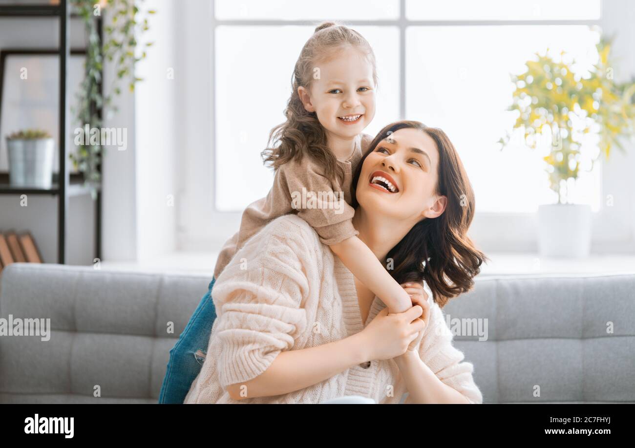 Bonne fête des mères ! Maman et sa fille fille fille fille jouent, sourient et embrasent ...