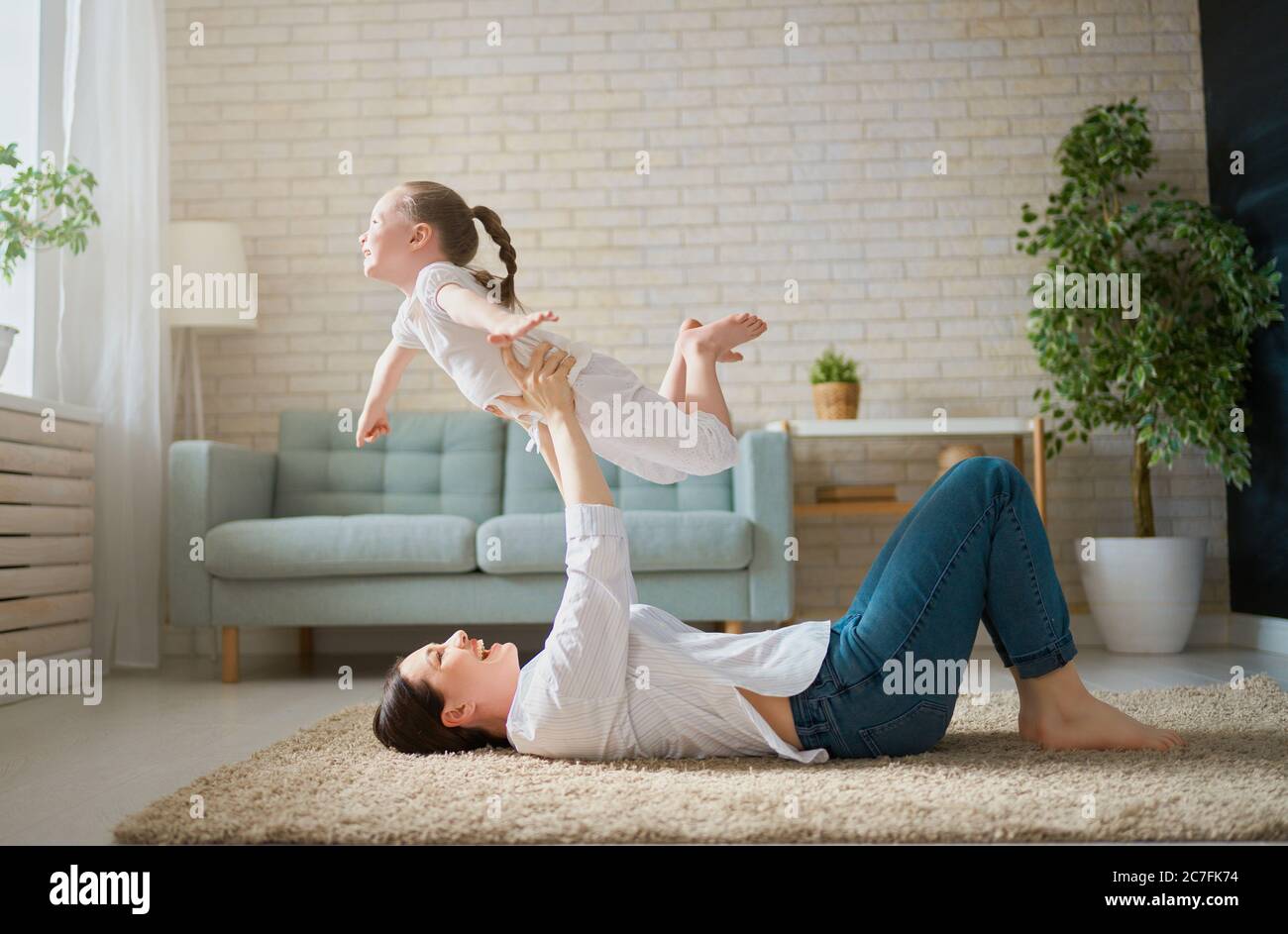 Bonne fête des mères ! Maman et sa fille fille fille fille jouent, sourient et embrasent ...