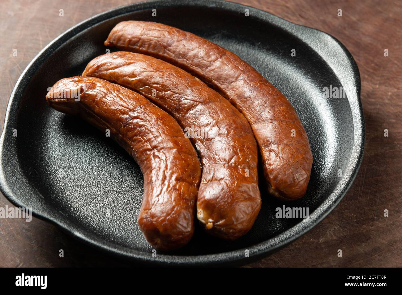 Saucisses de porc sur planche de bois Banque de photographies et d’images à haute résolution - Alamy