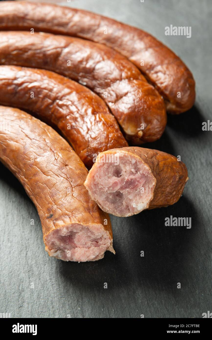 Saucisses de porc sur planche de bois Banque de photographies et d’images à haute résolution - Alamy