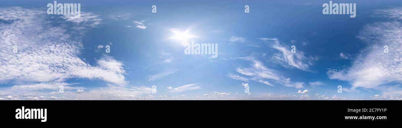 ciel bleu clair avec de beaux nuages moelleux sans terre. Vue panoramique hdri transparente à ...