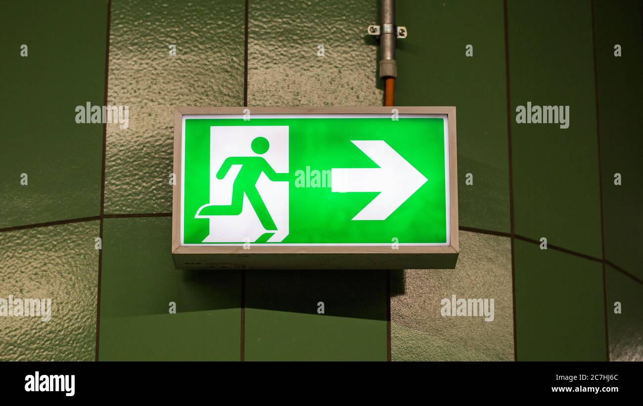 Enseigne de sortie de secours lumineuse Banque de photographies et d ...