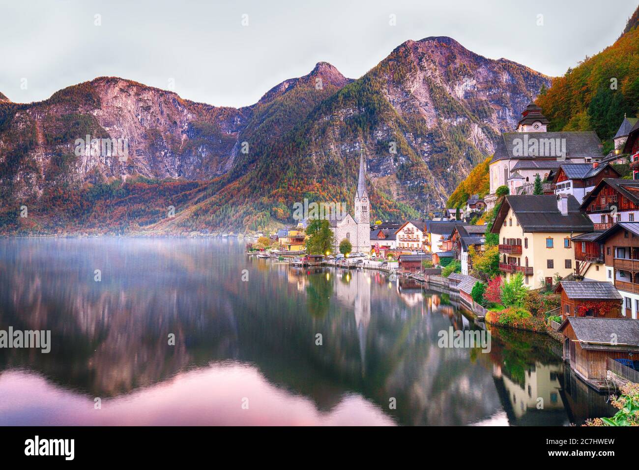 Coucher de soleil automnal de la célèbre ville de Hallstatt au bord du ...