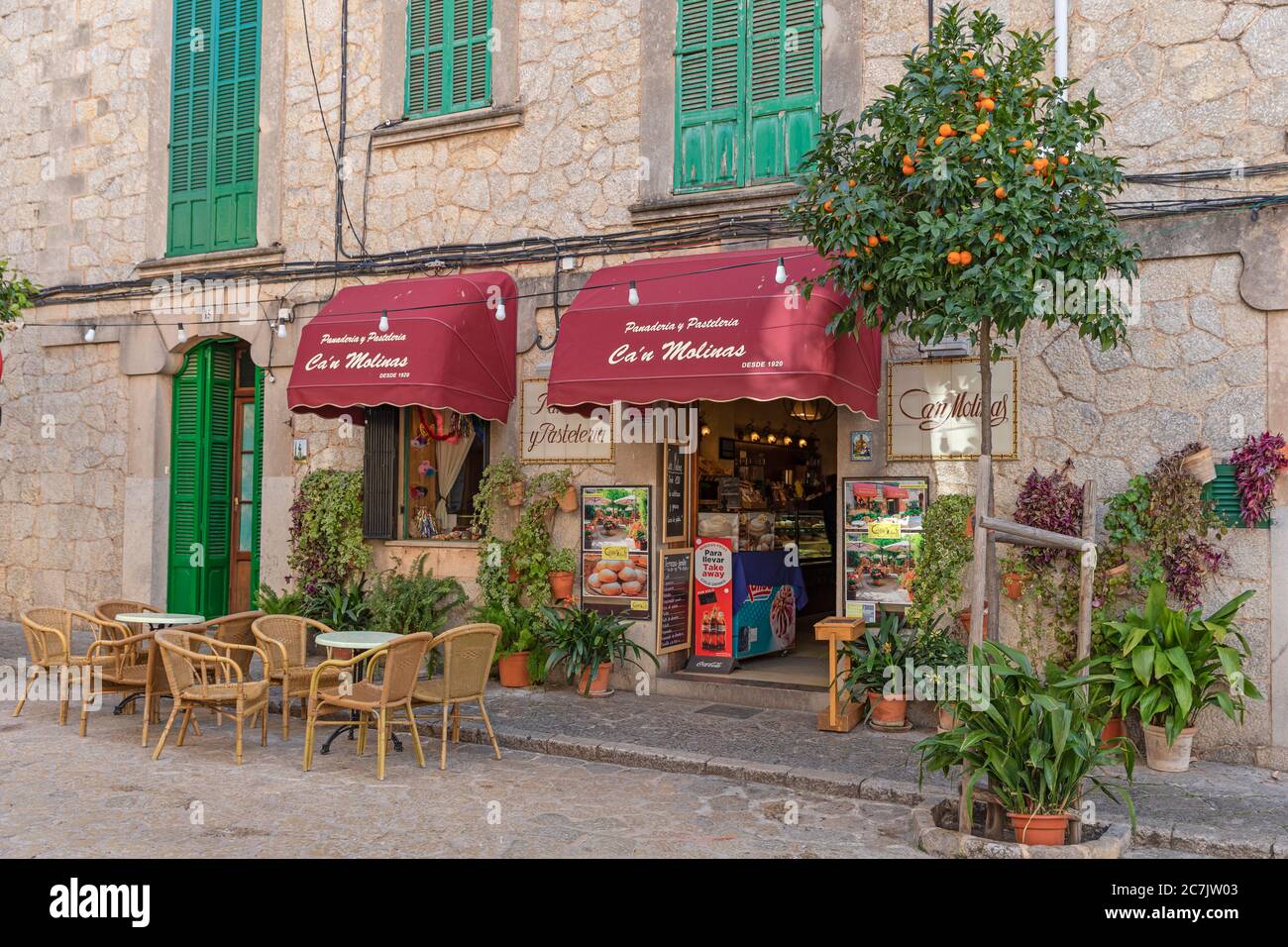 Street cafe valldemossa majorca Banque de photographies et d’images à ...