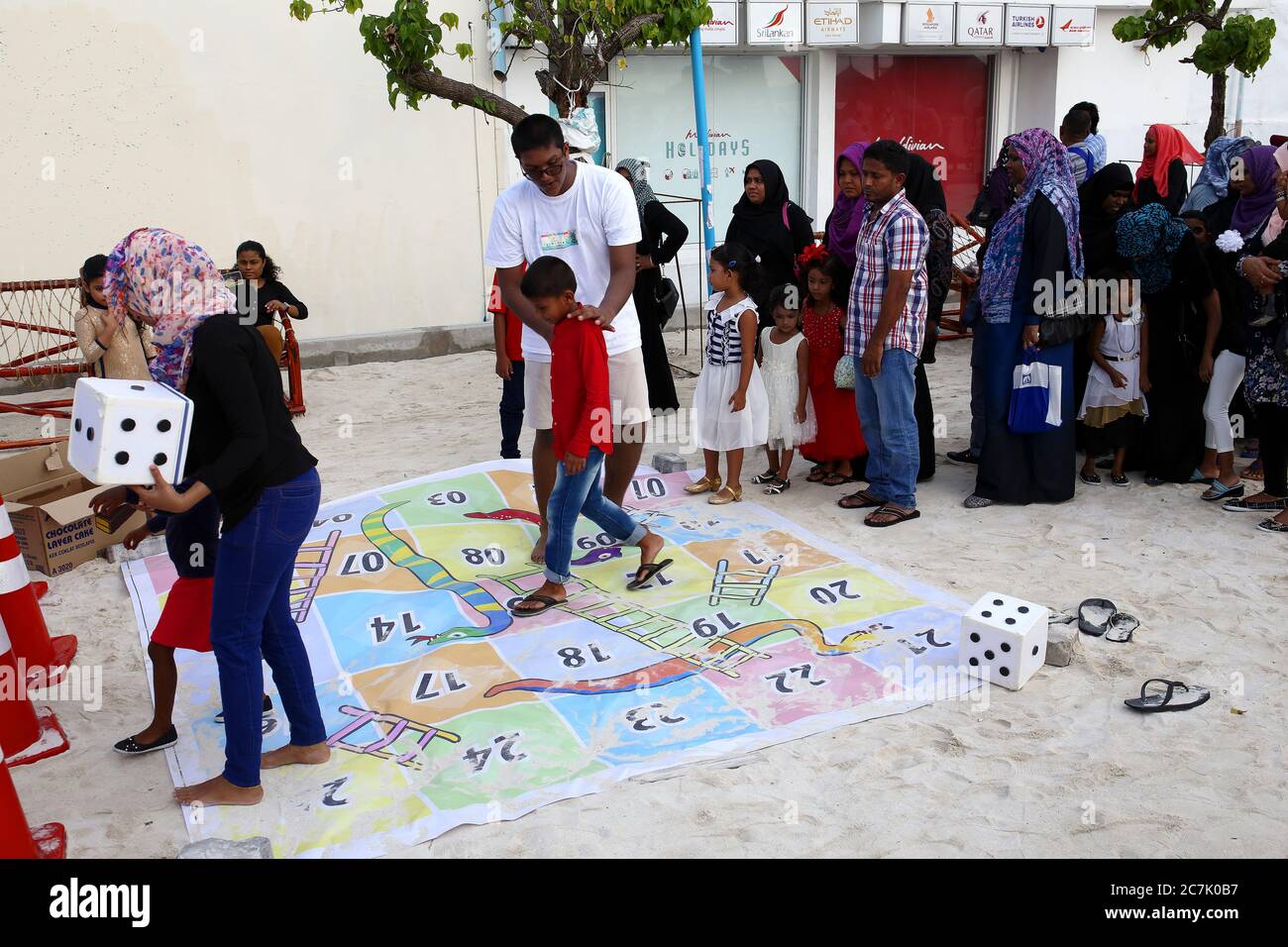 Les enfants dans la rue Banque de photographies et d’images à haute ...