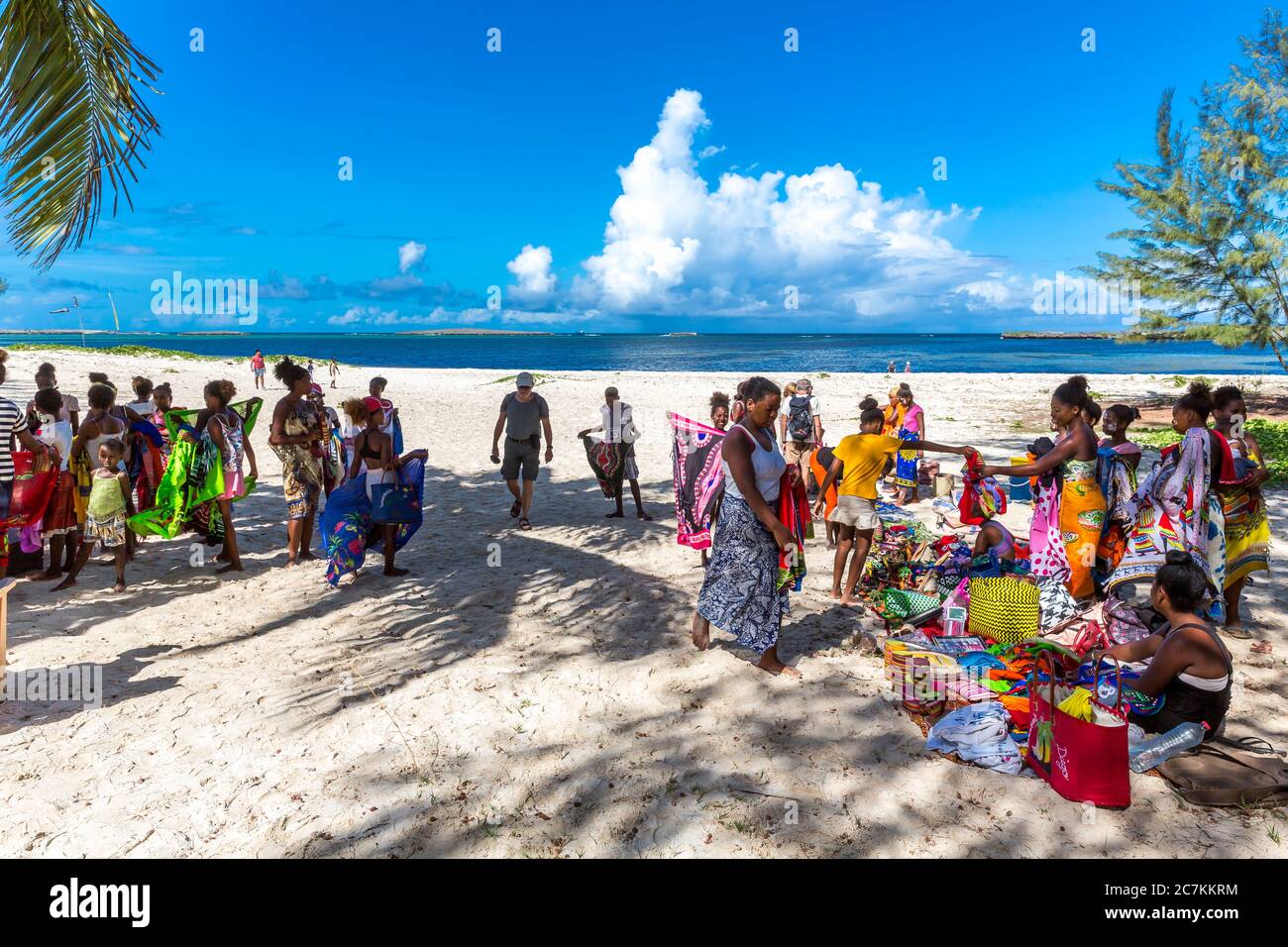 Assistants de boutique de souvenirs sur la plage de Sakalava, le parc ...