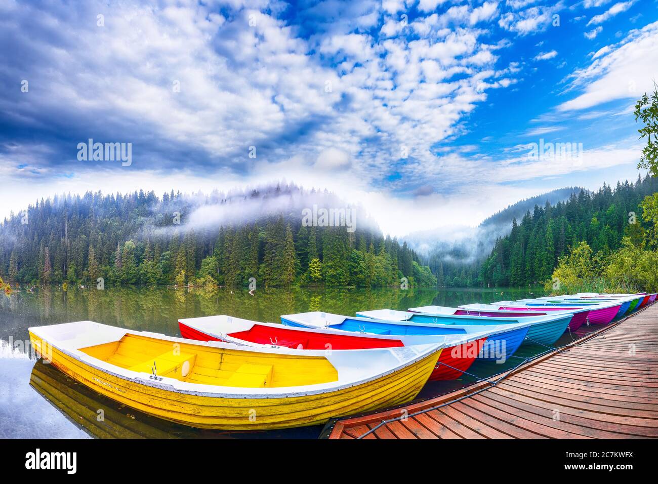 Bateaux sur le majestueux lac de montagne Lacul Rosu ou le lac Rouge ou ...