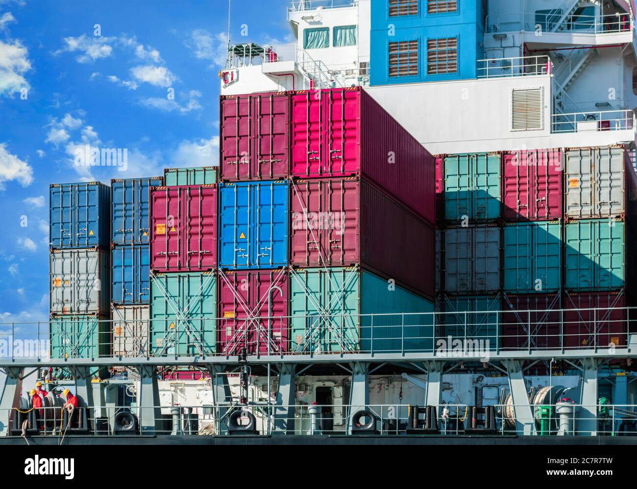Conteneurs stockés sur un grand récipient prêt à être déchargé Photo ...