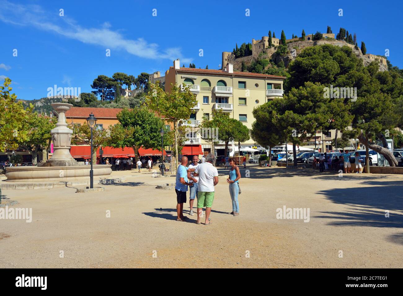 CASSIS, FRANCE - 14 juillet, 2014: Joueurs de pétanque sur la place ...