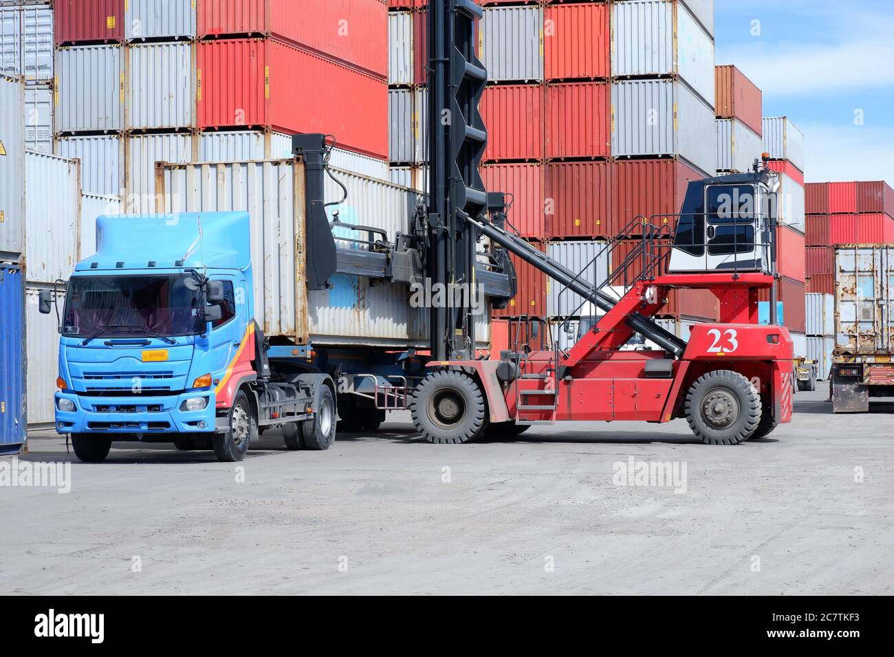 Équipement de manutention de conteneurs dans le port Photo Stock - Alamy