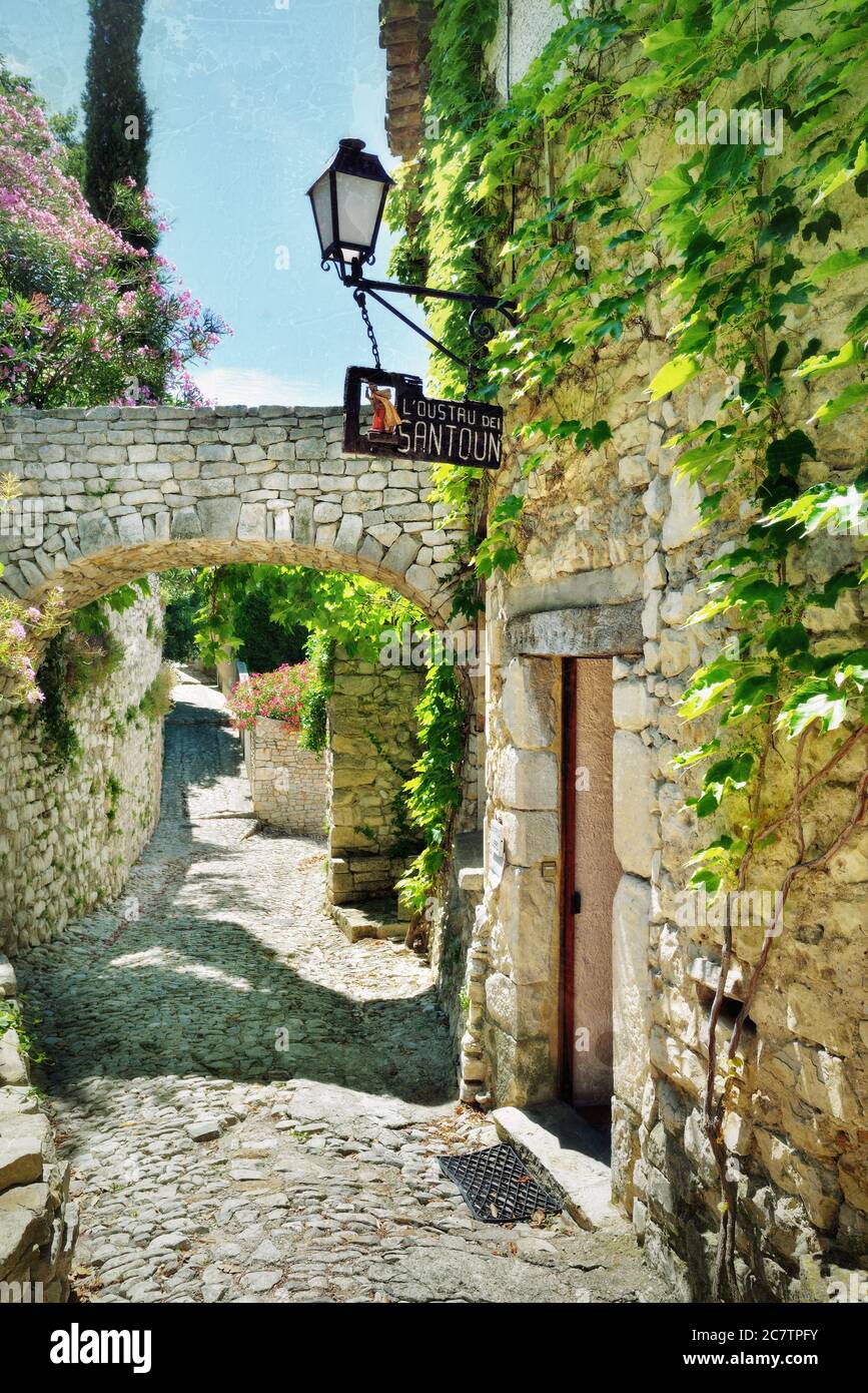 SEGURET, FRANCE - JUL 11, 2014: Rue médiévale étroite avec arche de ...