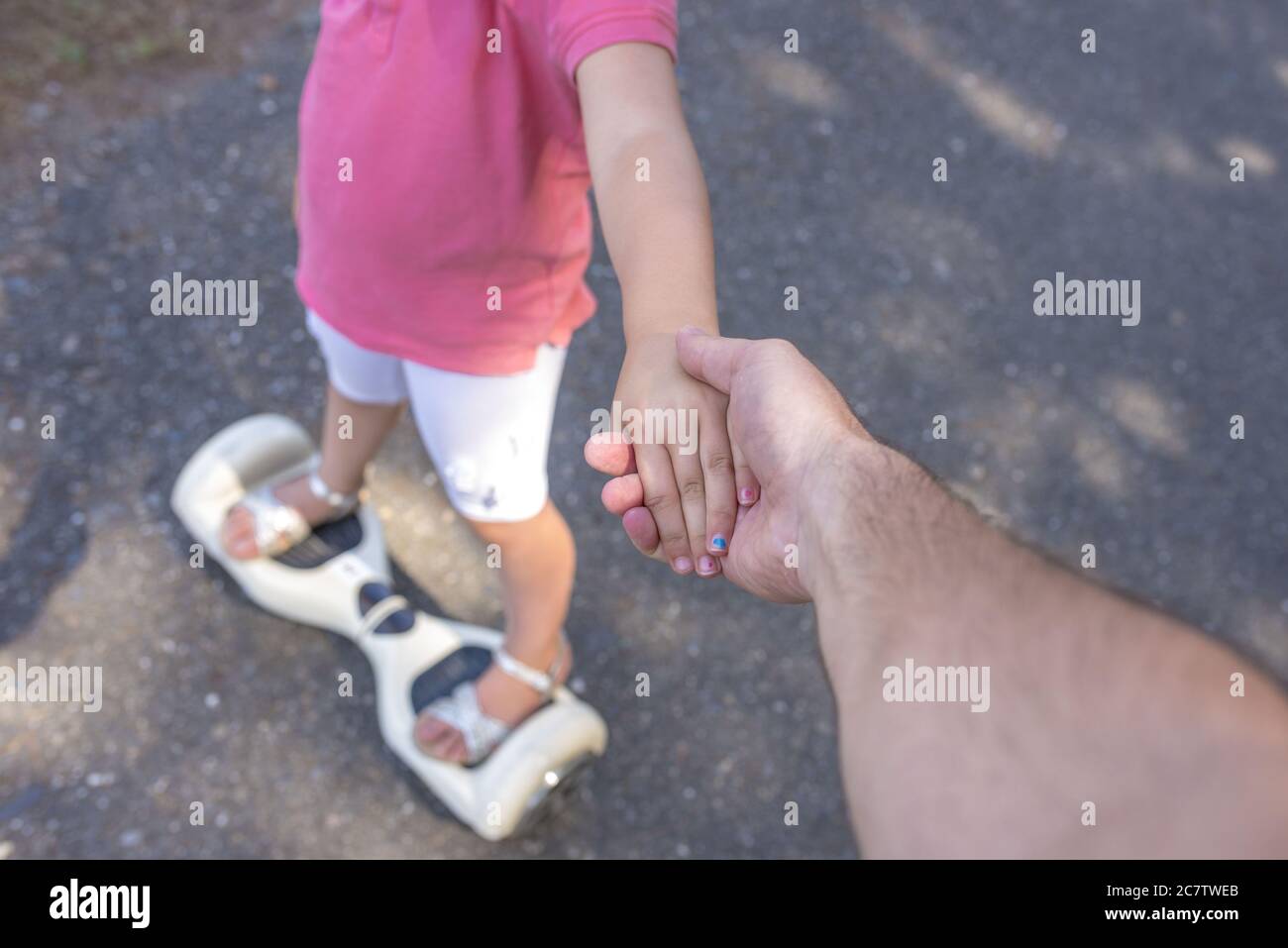Photo en grand angle d'un père tenant la main de sa fille tout en ...
