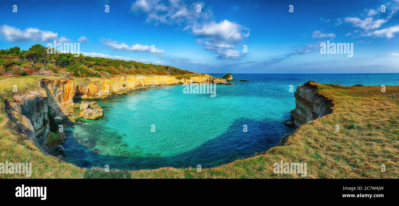 Paysage marin pittoresque avec des falaises rocheuses blanches, baie de ...
