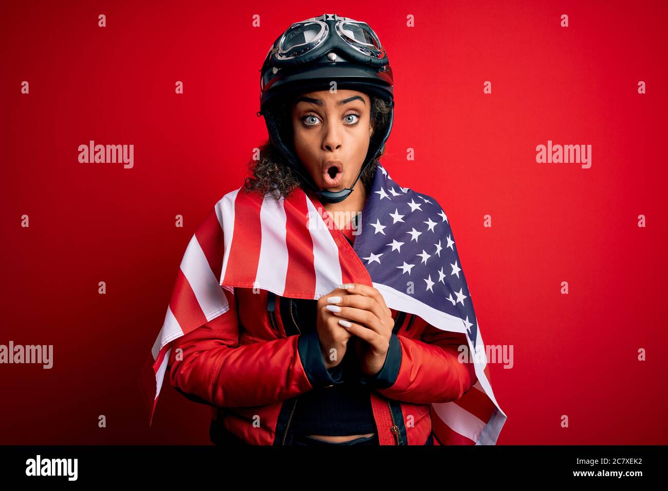 Afro-américaine patriotique motard fille portant un casque moto moto Mo ...