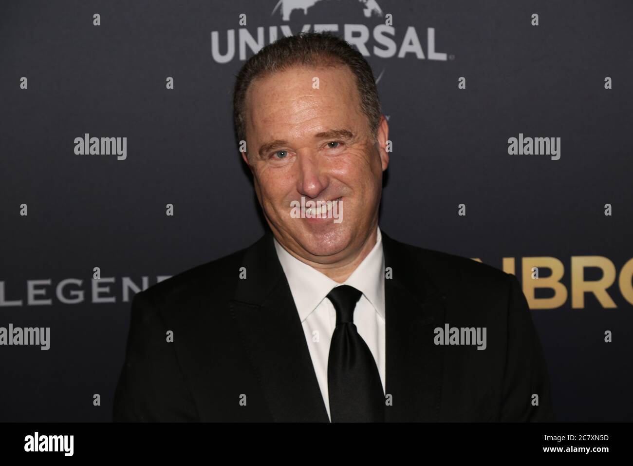 Le co-producteur de Unbroken Matthew Baer arrive sur le tapis rouge ...