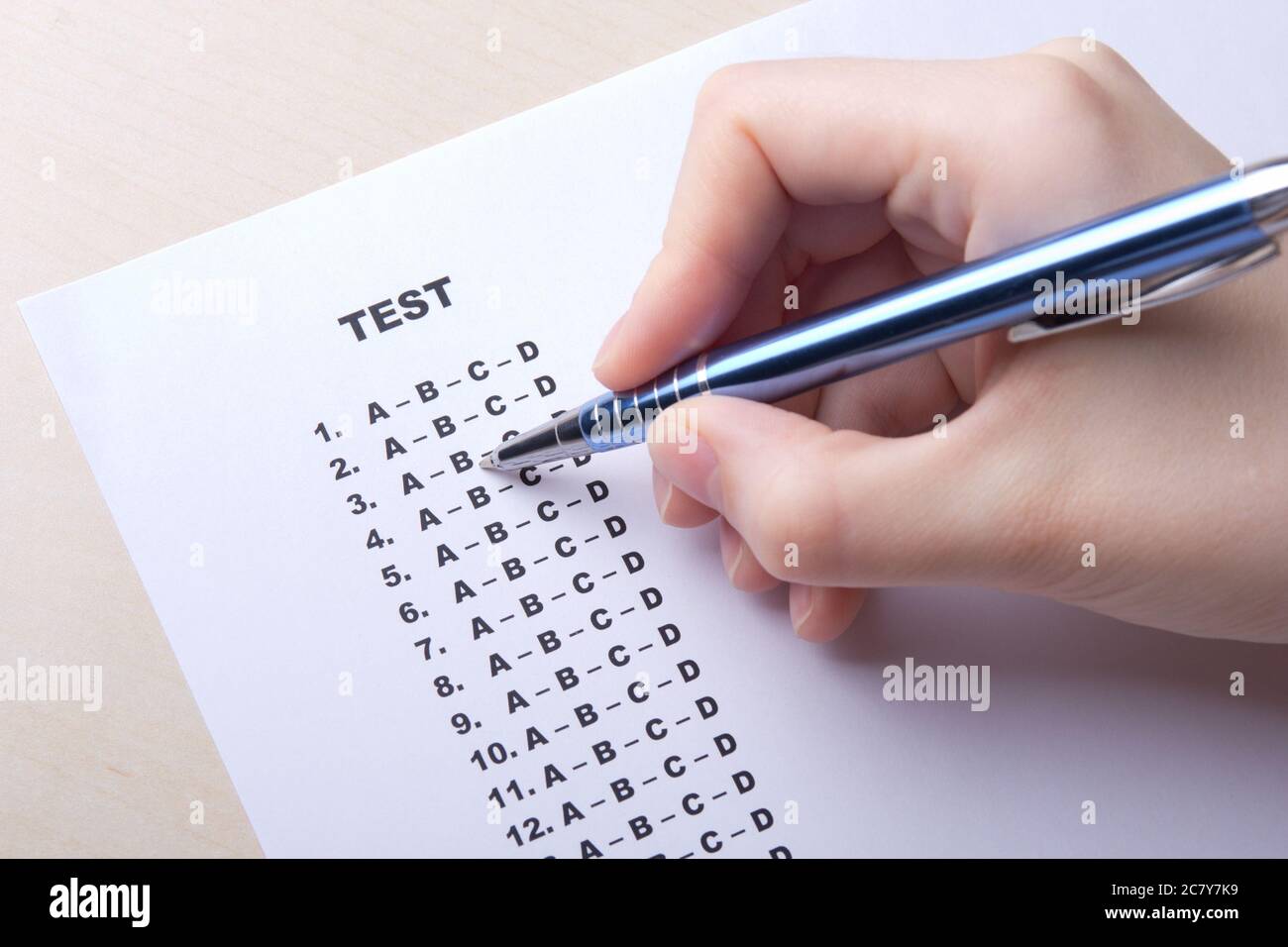 gros plan de la fiche de score du test de remplissage de la main ...