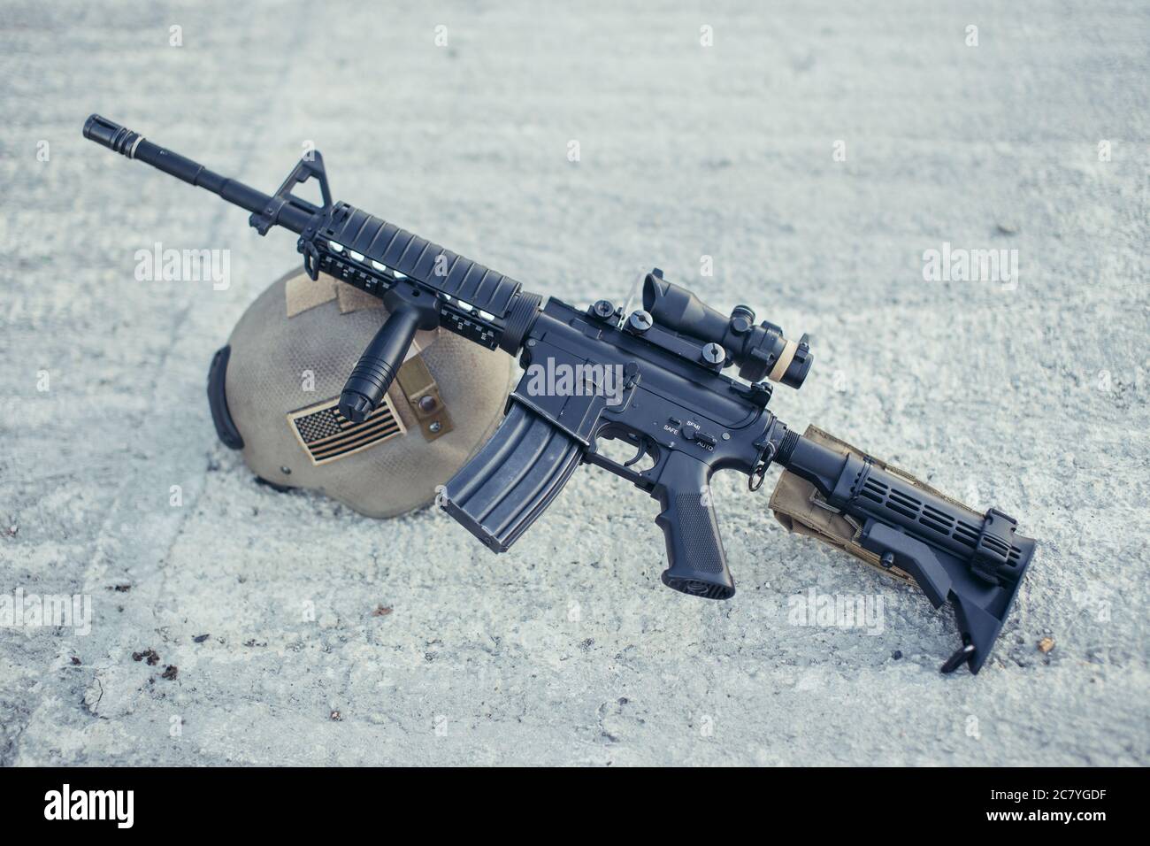 Fusil d'assaut américain automatique avec lunette et casque Photo Stock ...