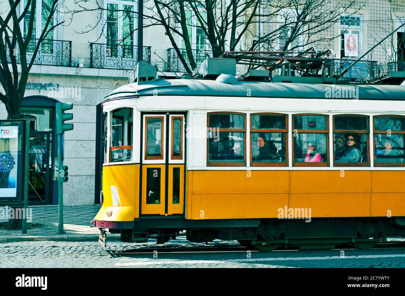 Tram dans le quartier de chiado Banque de photographies et d’images à ...