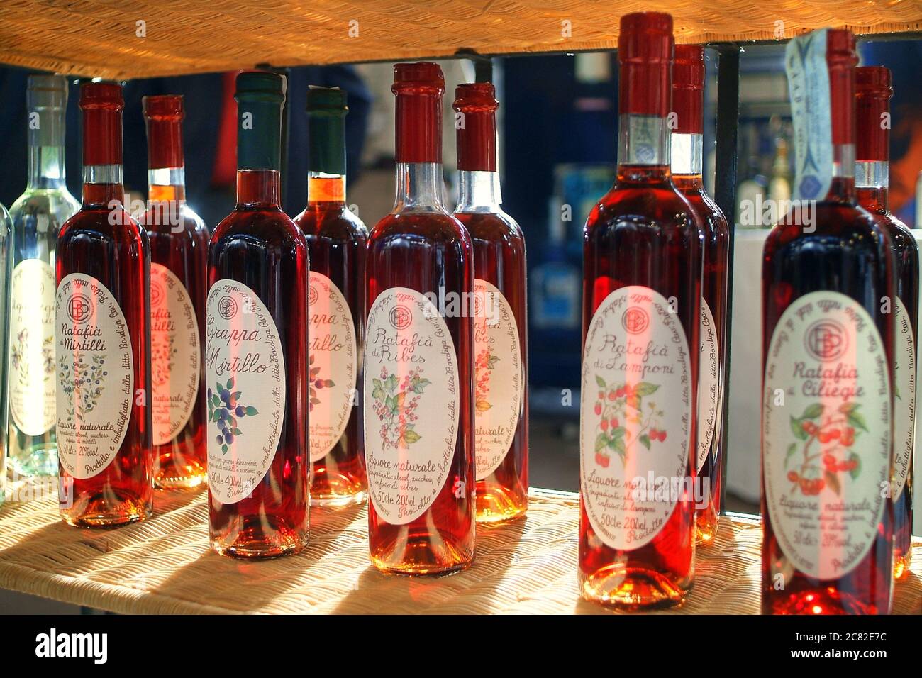 Ratafia liquor bottles Banque de photographies et d’images à haute ...