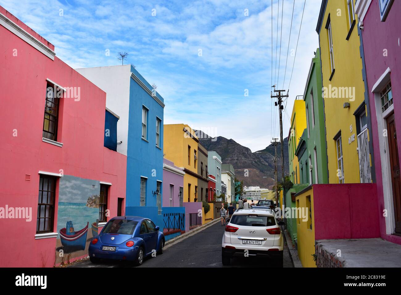 Les maisons aux couleurs vives se trouvent des deux côtés de la rue ...