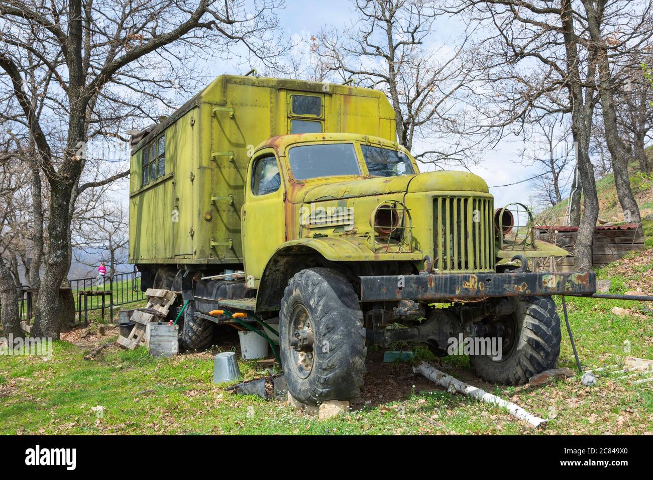 Le vieux camion militaire russe Zil a abandonné dans la nature ...