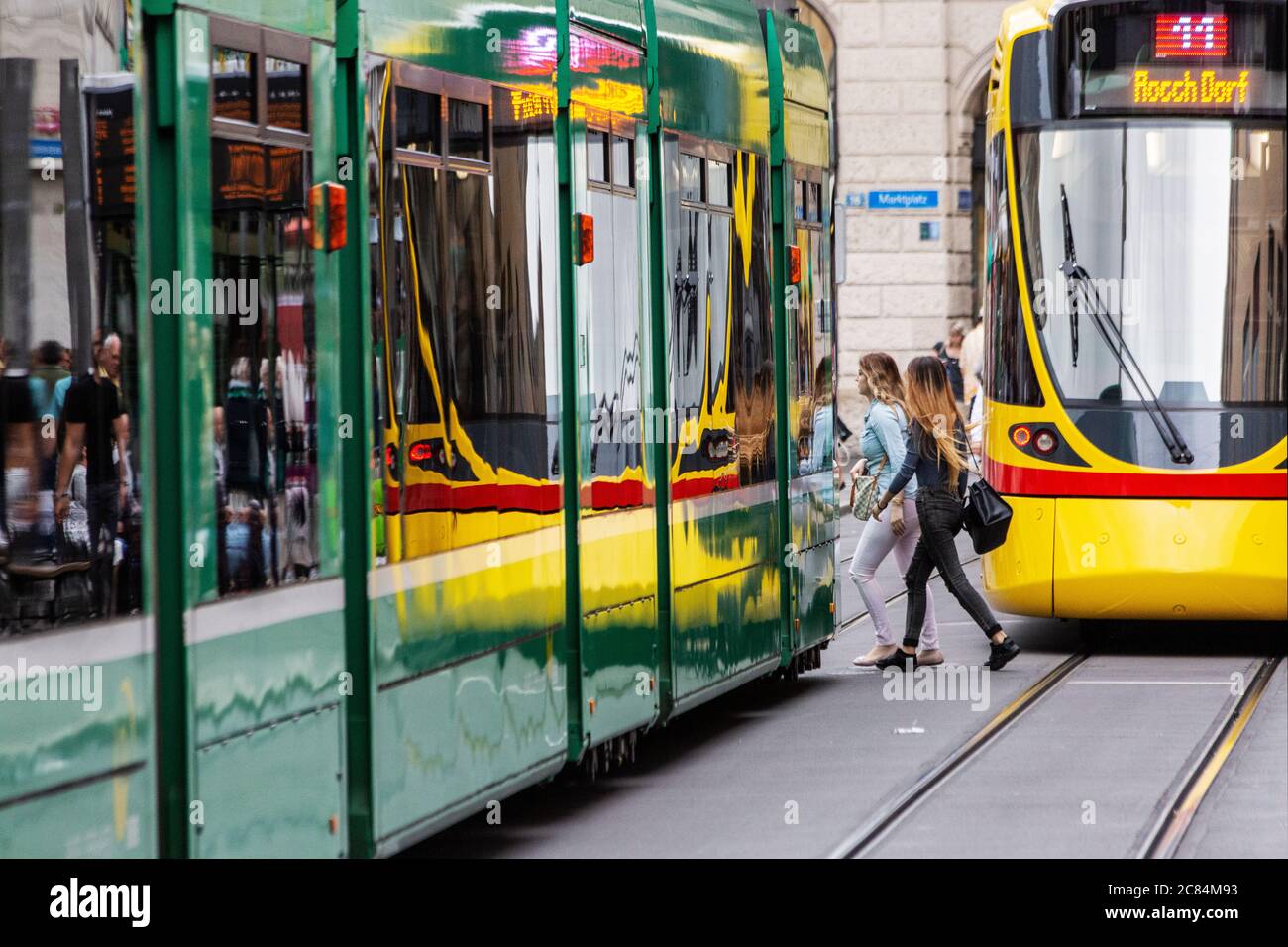 Trams in basel Banque de photographies et d’images à haute résolution ...