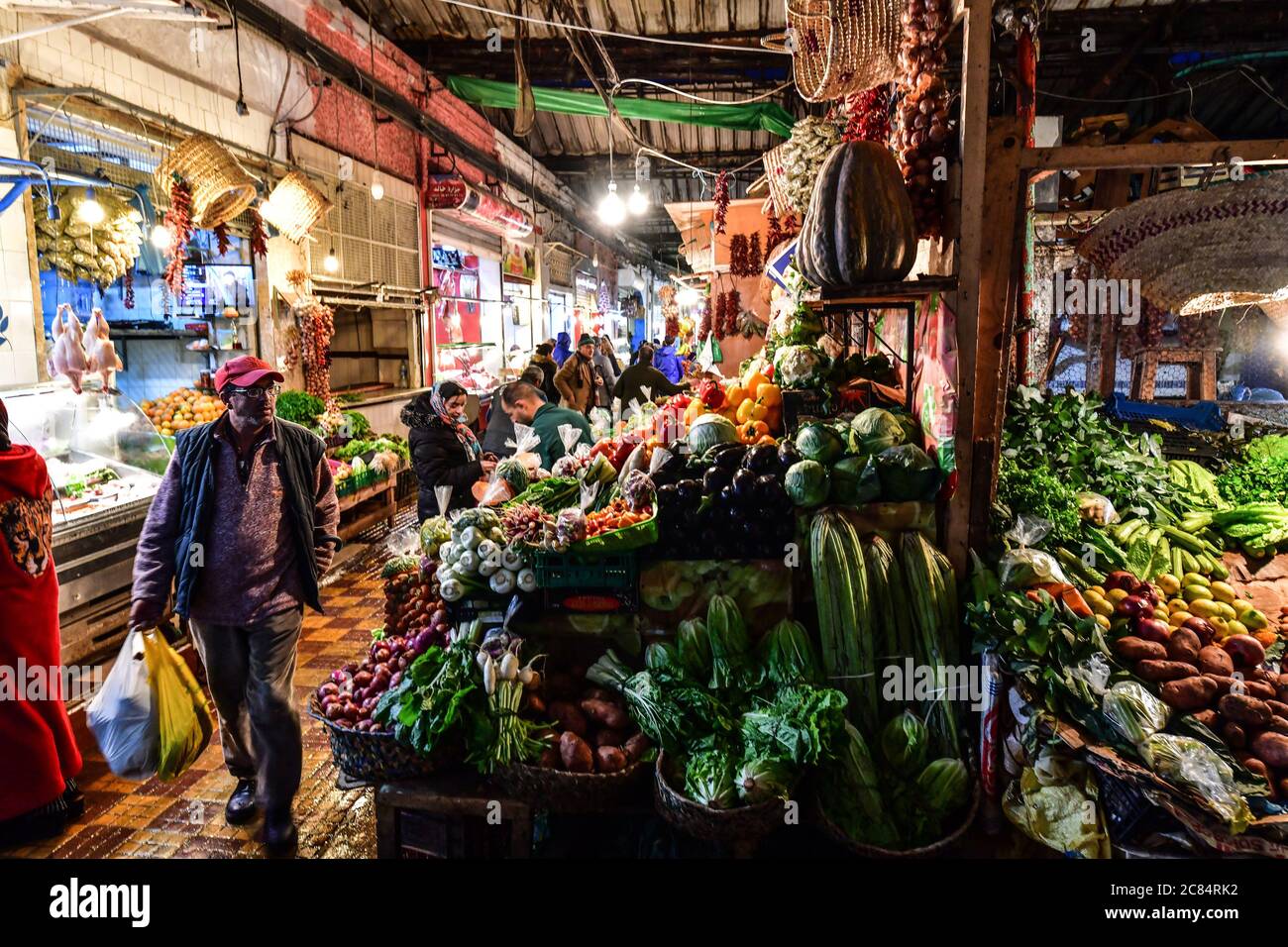 Maroc, Tanger: Marché dans la médina. Habitants et commerces de fruits ...