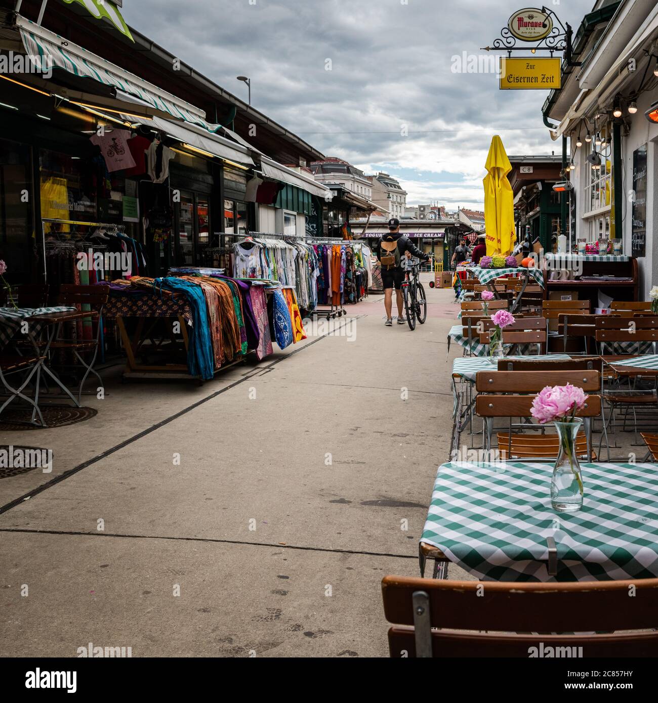 Vienne, Autriche - 18 juin 2020 : le marché de la ville de Naschmarkt ...
