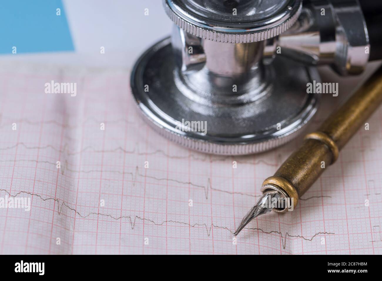 Santé laboratoire médical table médecin stéthoscope électrocardiogramme ...