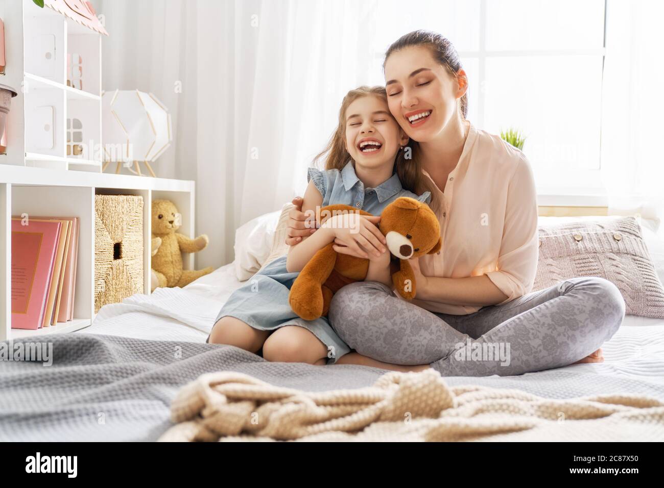 Bonne fête des mères ! Maman et sa fille fille fille fille jouent, sourient et embrasent ...