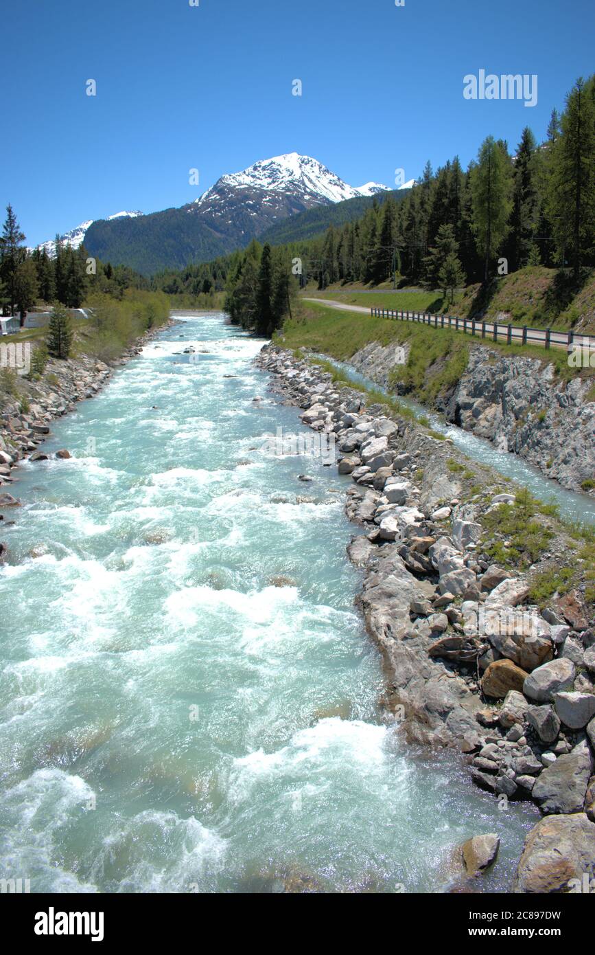 Petite rivière montagneuse alpine en Engadine en Suisse Photo Stock - Alamy