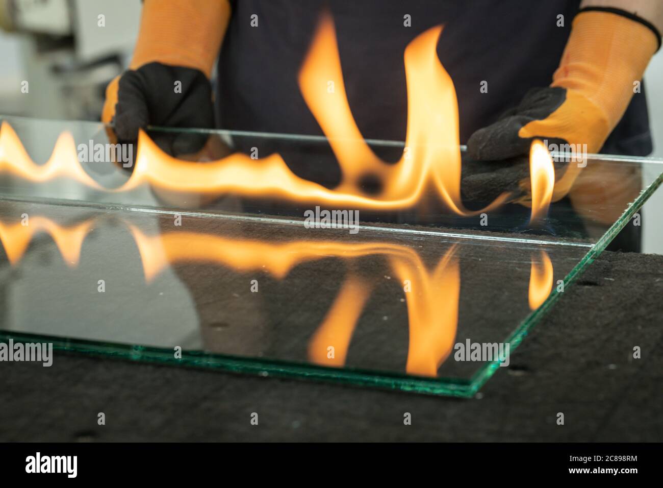 Le vitrier coupe le verre de sécurité, VSG (verre très sûr) le feu ...