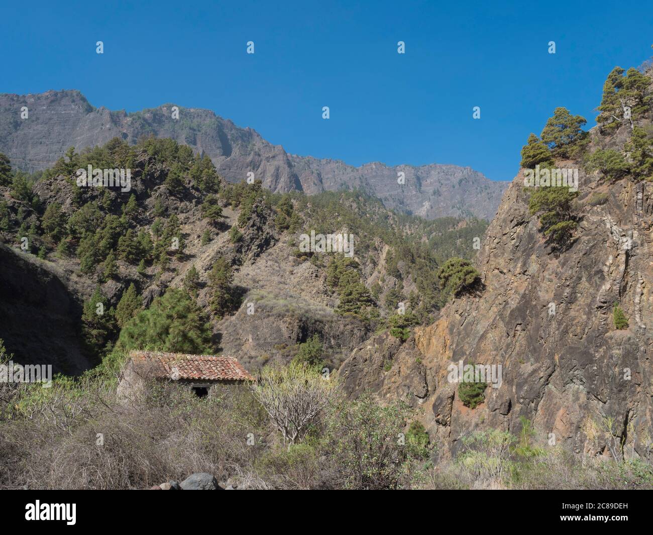 Ancienne maison en pierre au ravin du canyon Barranco de las Angustias ...