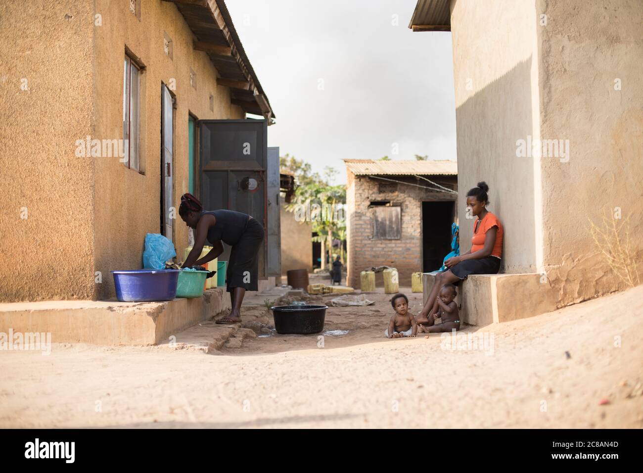 Une famille est assise dans leur enceinte dans le district de ...