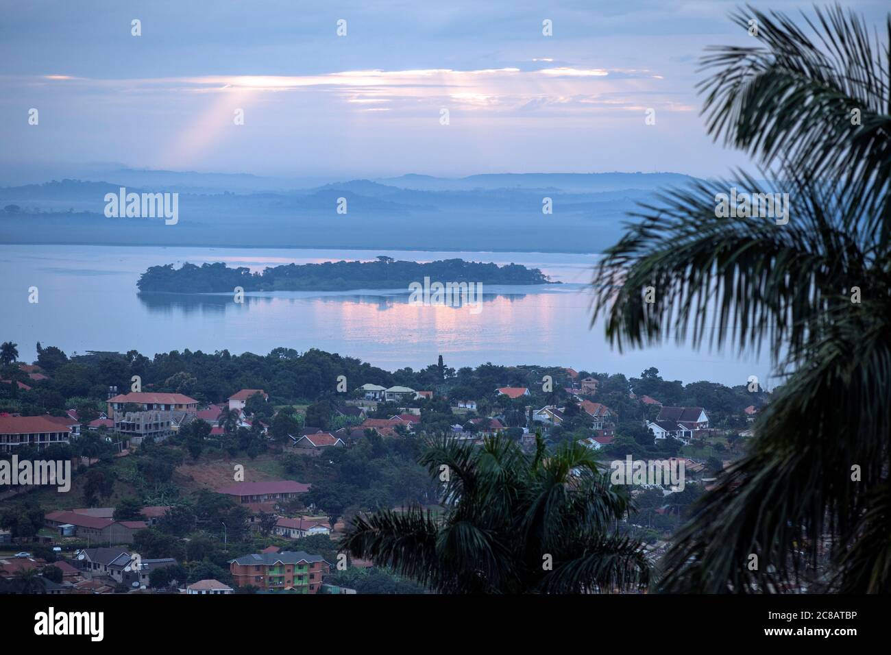 La banlieue de Kampala, capitale de l'Ouganda, s'étend jusqu'aux rives ...