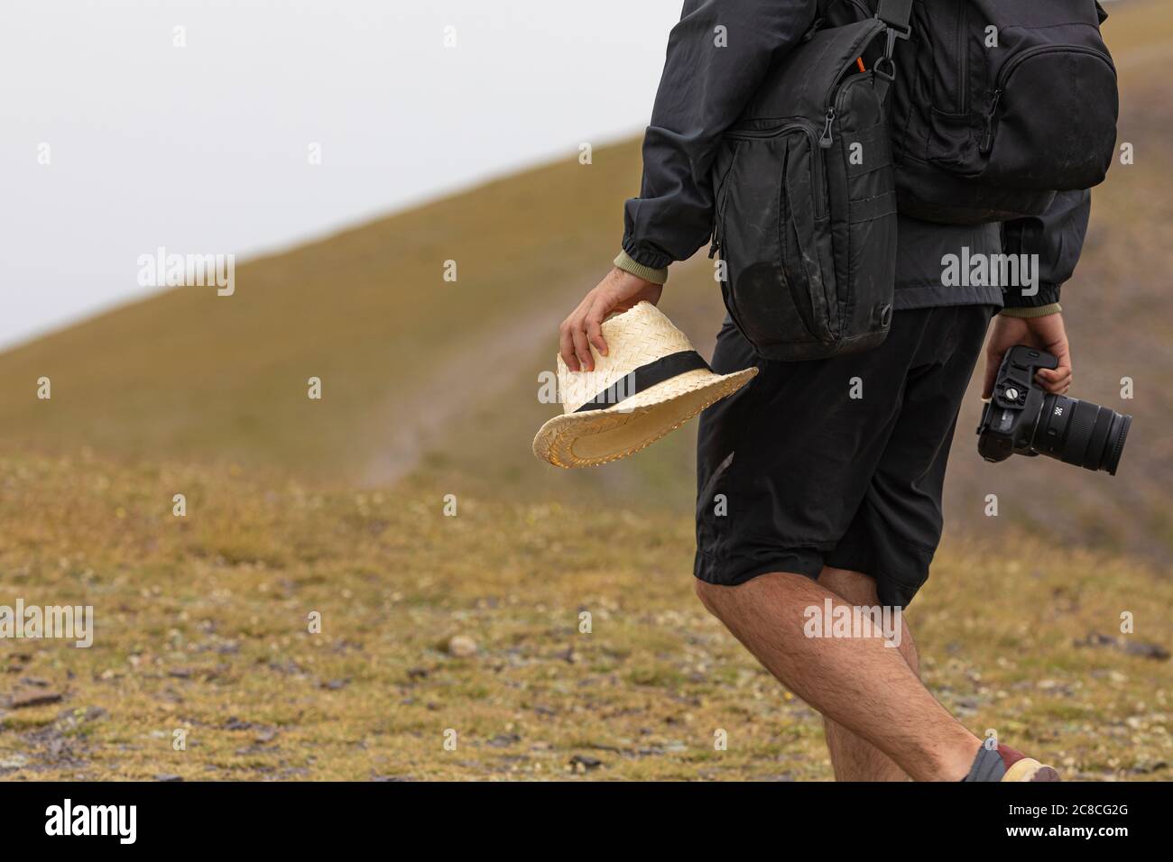 Un jeune homme aime prendre des photos dans la nature sur son chemin au ...